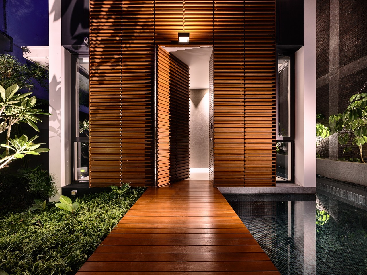 Gallery of The Space Between Walls / HYLA Architects - 24