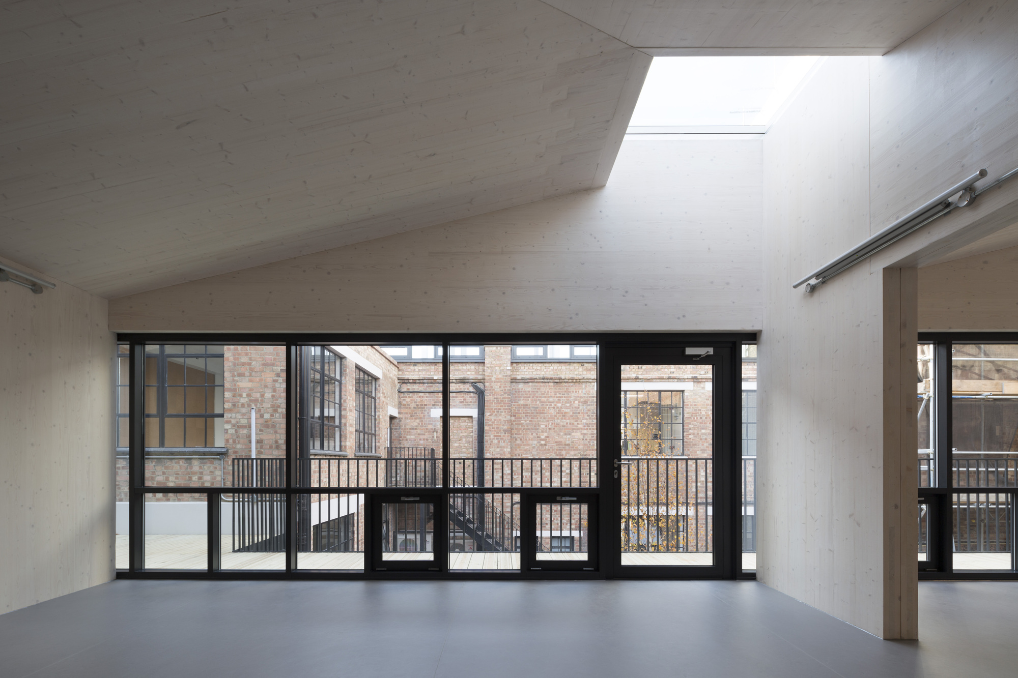 Gallery of De Beauvoir Block / Henley Halebrown - 3