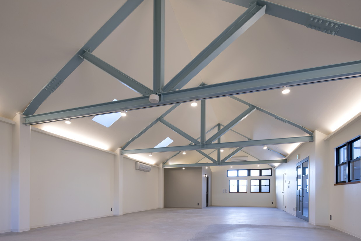 Gallery of Two Stories Building / Oganic Design Architecture Studio - 22