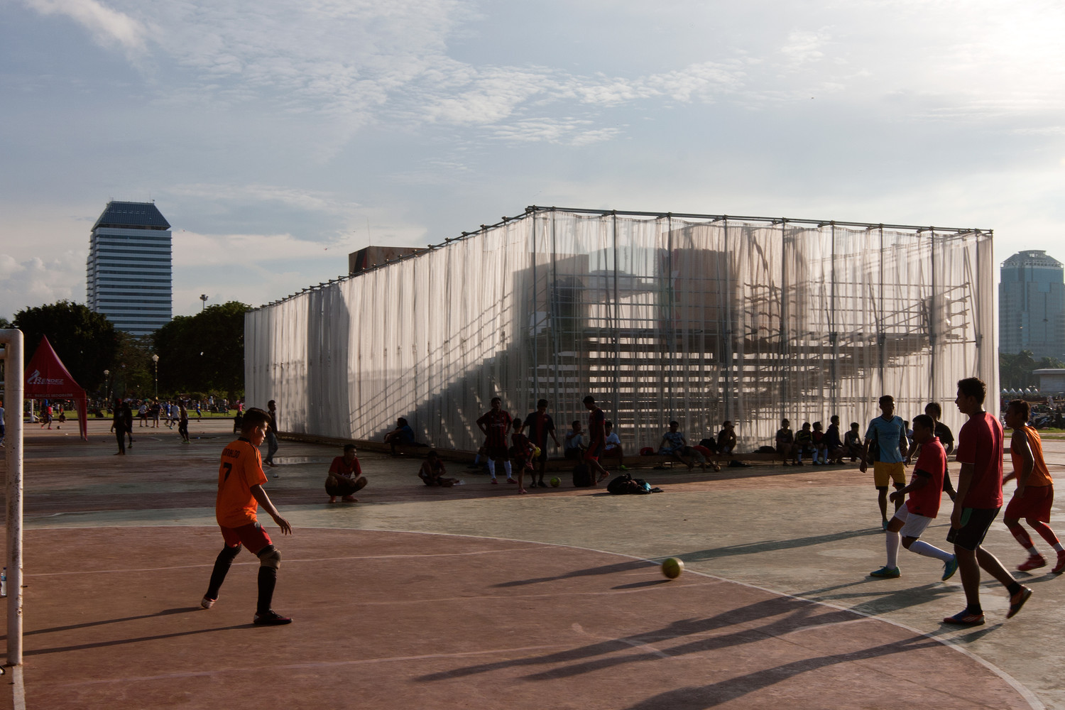 Gallery of Cinemas and Movie Theaters: Examples in Plan and Section - 10