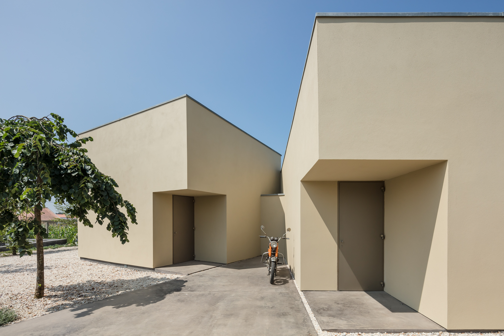 Office Building in Arada / Nelson Resende | ArchDaily
