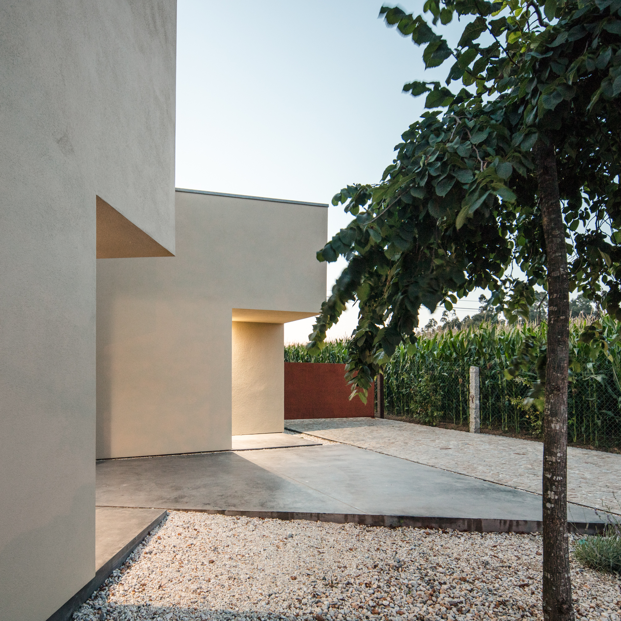 Gallery of Office Building in Arada / Nelson Resende - 15