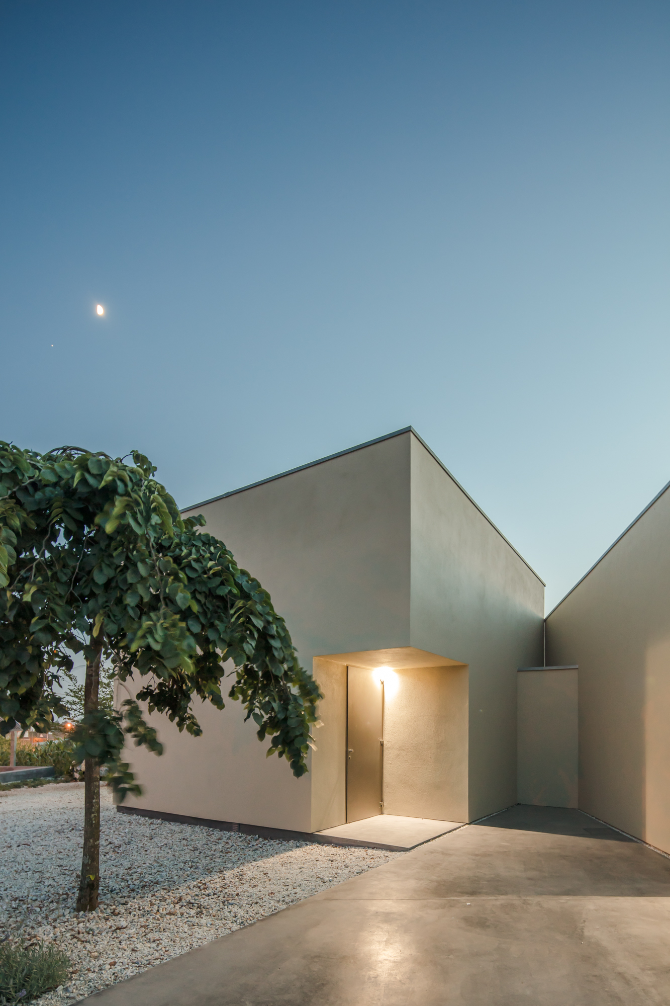 Gallery of Office Building in Arada / Nelson Resende - 16