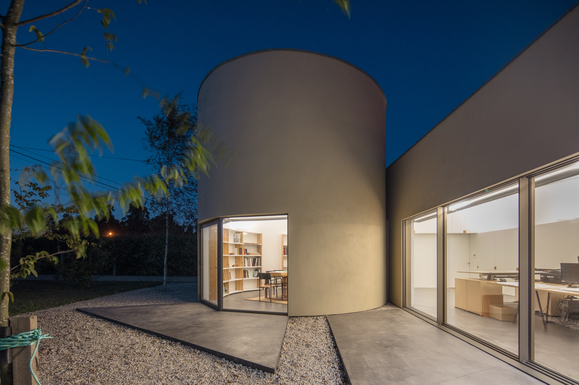 Gallery of Office Building in Arada / Nelson Resende - 3