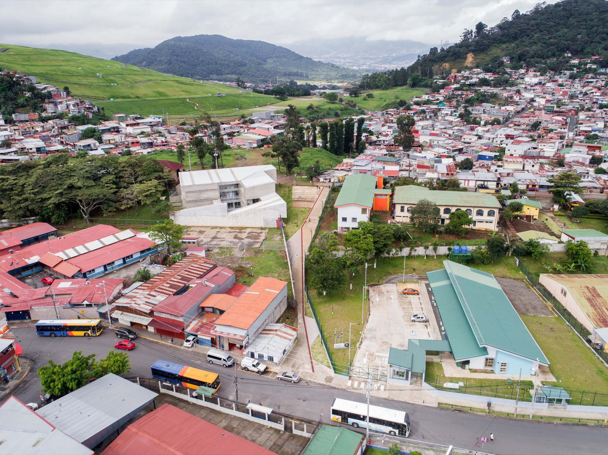 Galería de Centro de Desarrollo Humano de Tirrases / Luis Diego ...