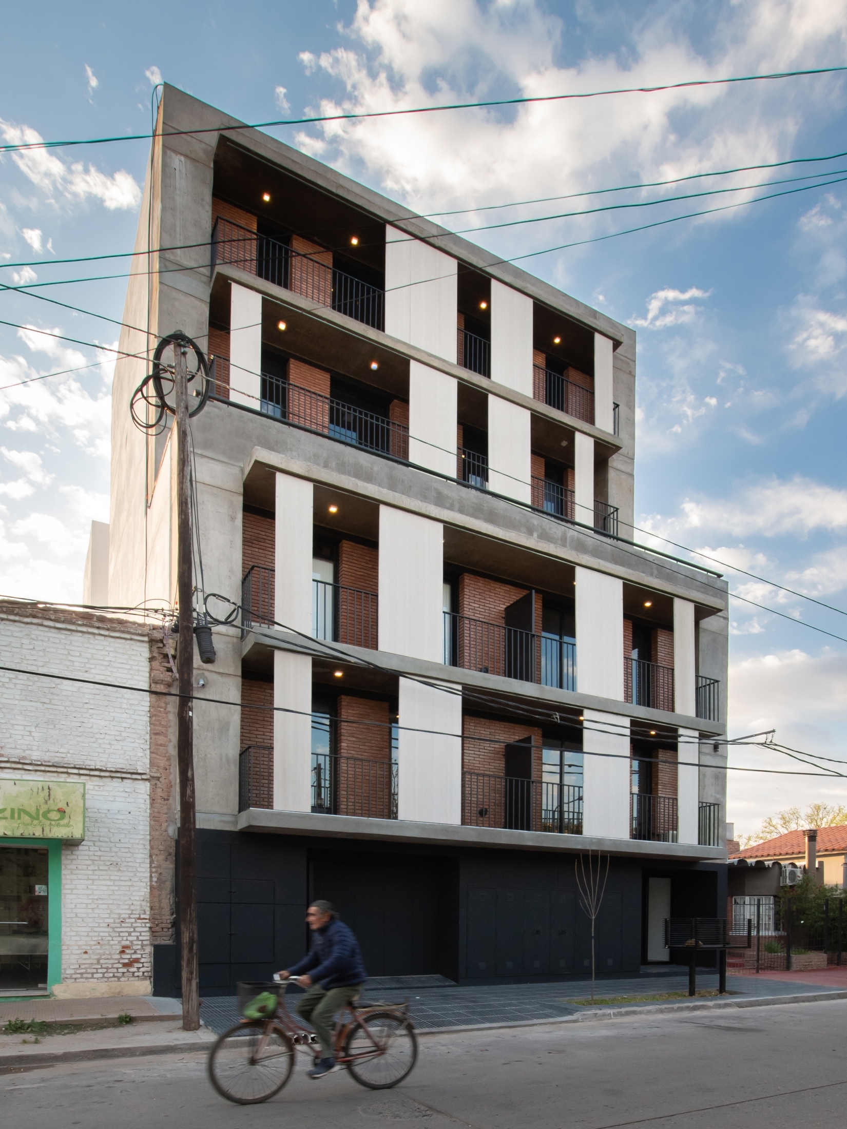 Gallery of NANZER Building / V + Arquitectura - 19