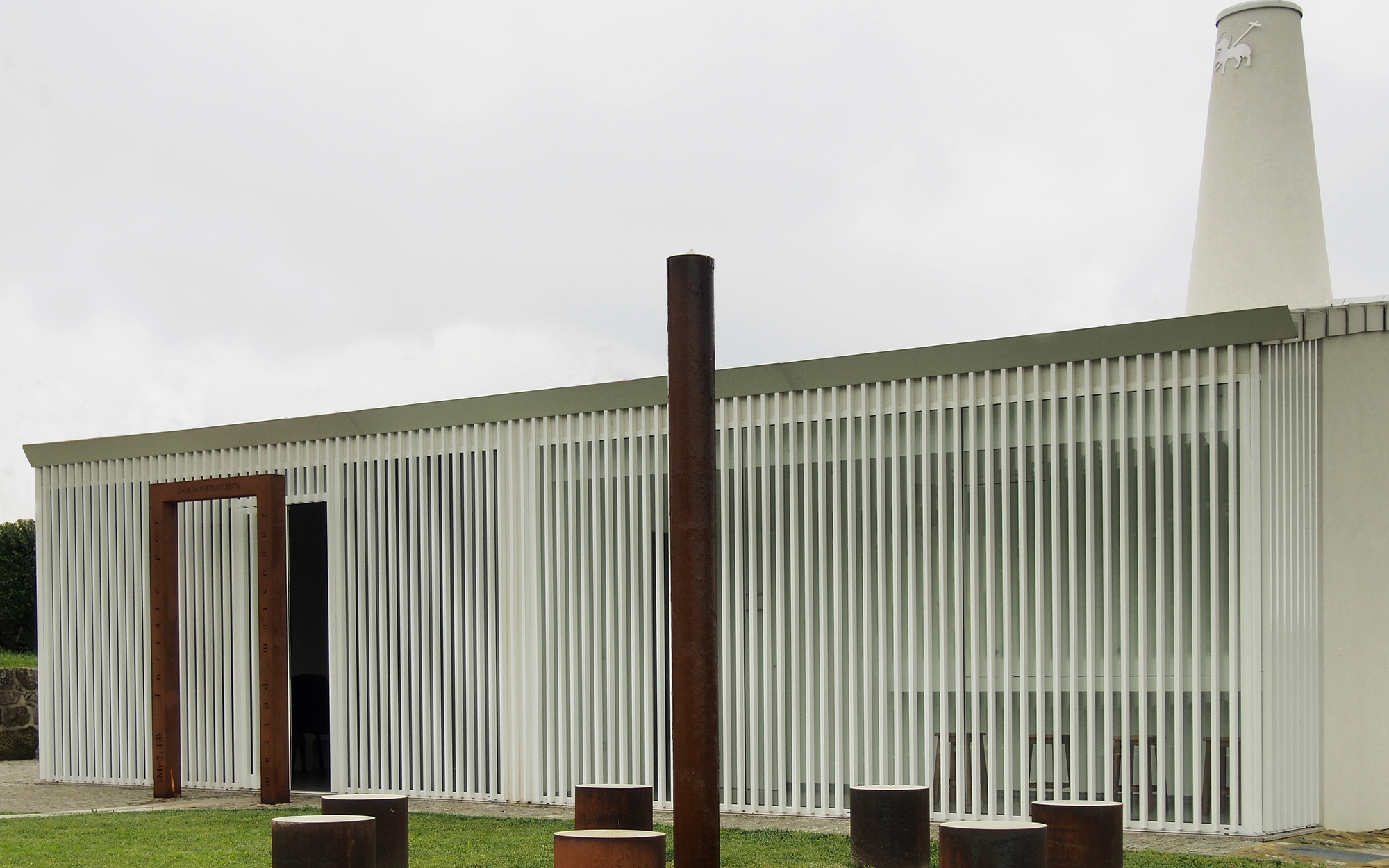Gallery of Narrow Door House / Alberto Craveiro - 2