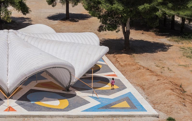 Gallery of The First "Maidan Tent" is Built to Aid Refugees in Greece - 4