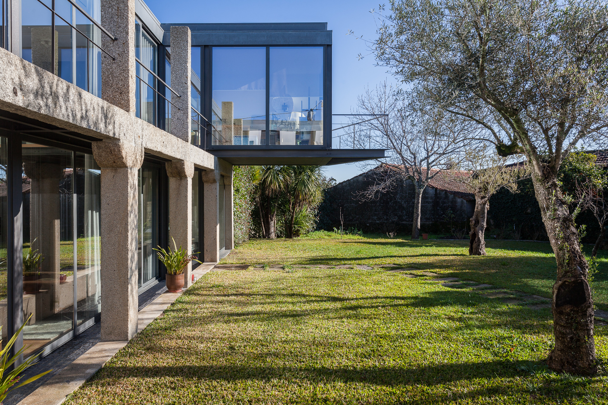 Gallery of Persimmon Tree House / André Simão & Nuno Bessa - 2