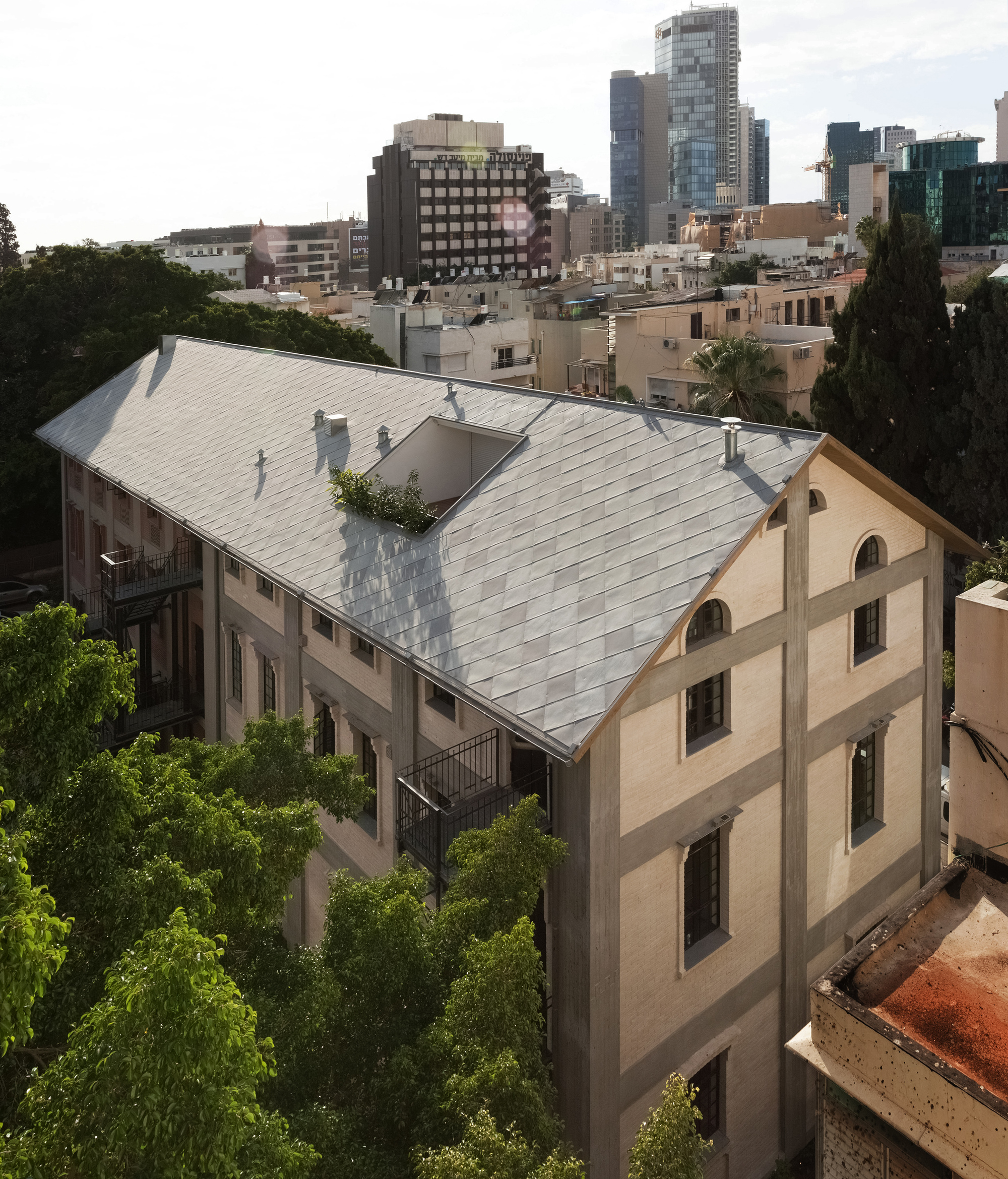 Gallery of Lodzia Factory House / Amnon Bar Or - Tal Gazit Architects - 13