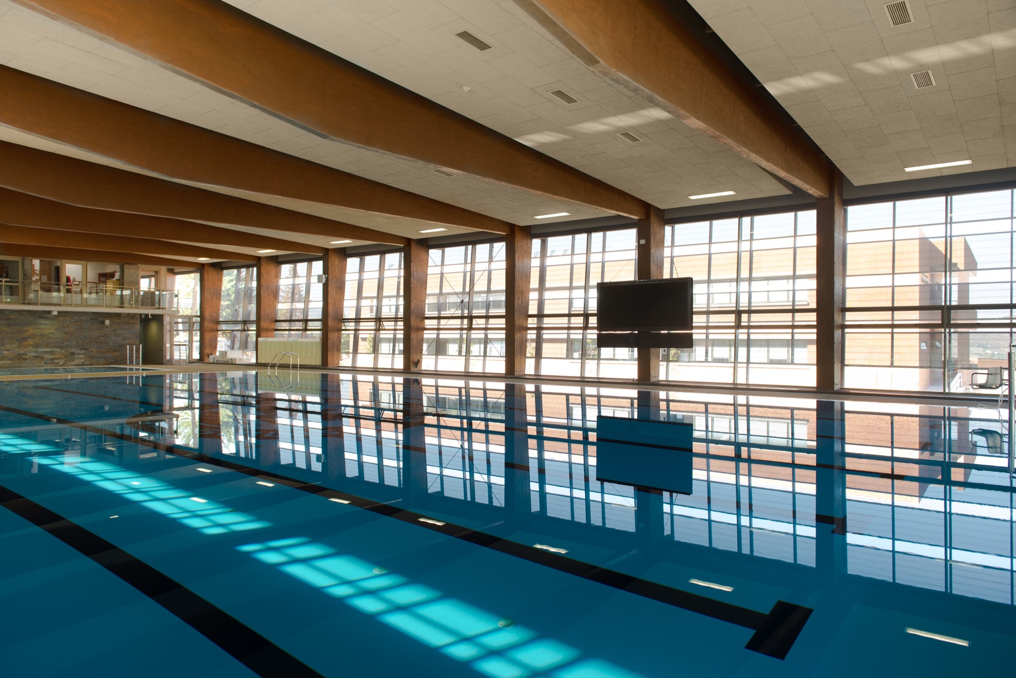 Galería de Edificio Piscinas Temperadas Nido de Águilas / OMN ...
