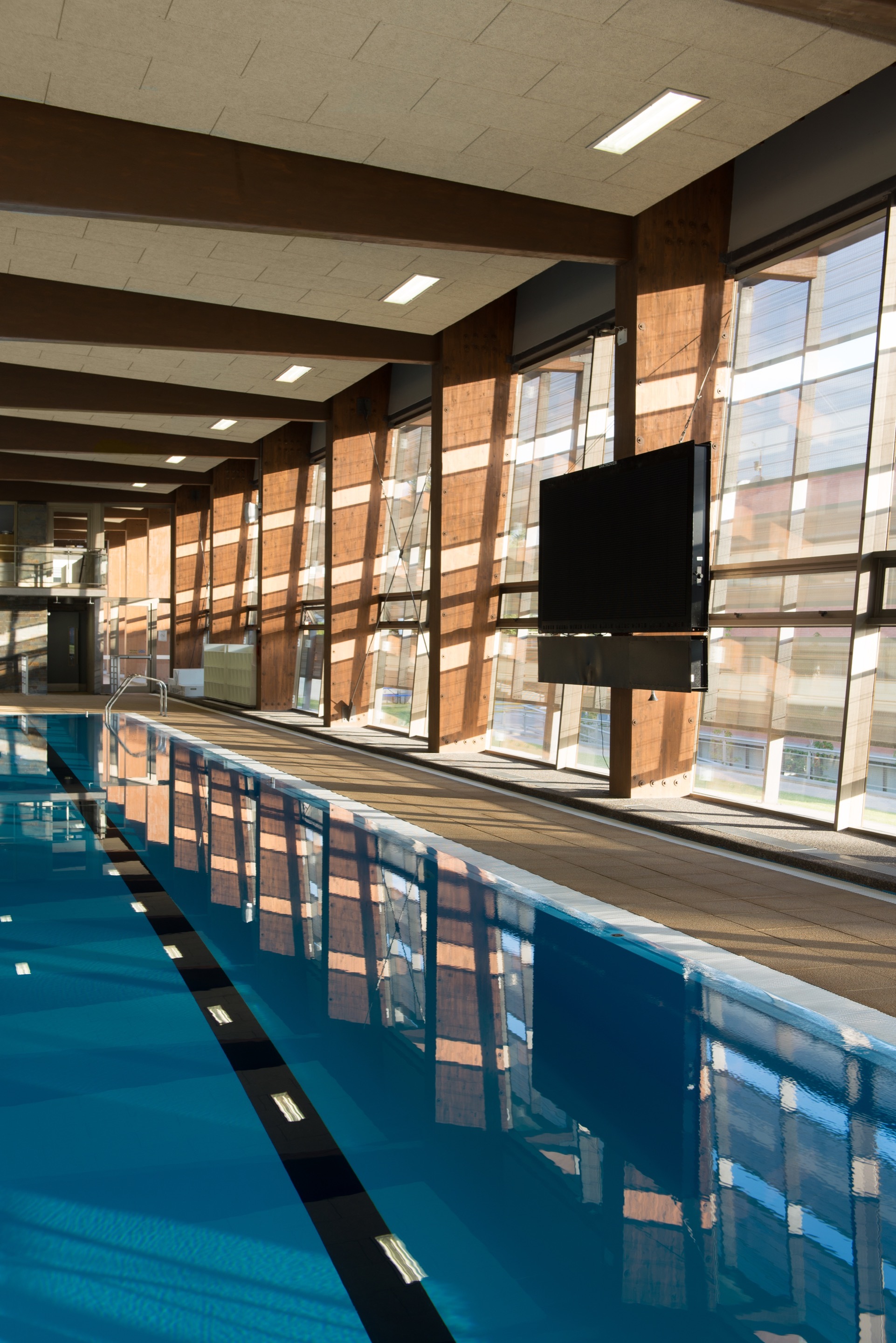 Galería de Edificio Piscinas Temperadas Nido de Águilas / OMN ...