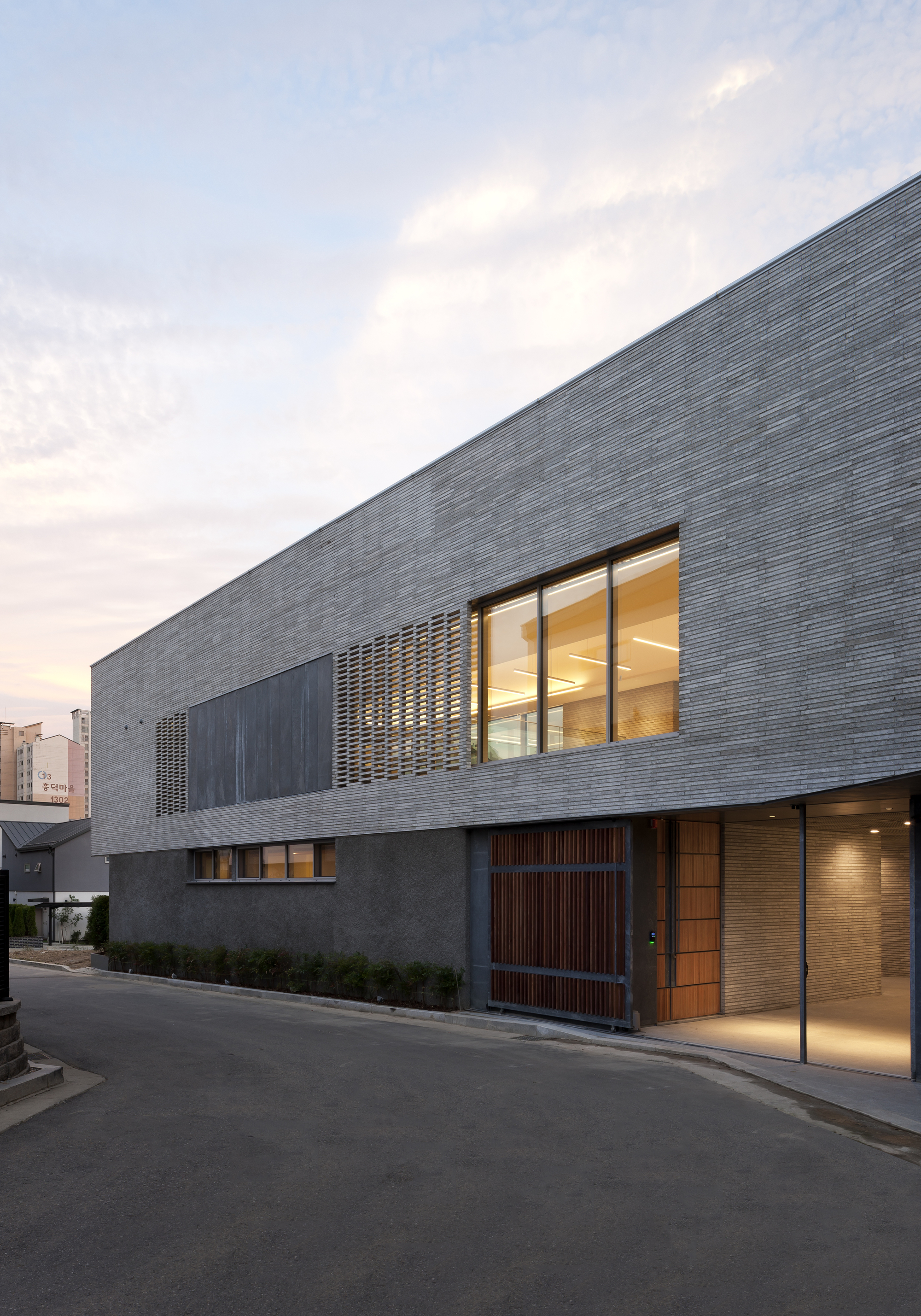 Gallery of Three Yard House / D.LIM architects - 28