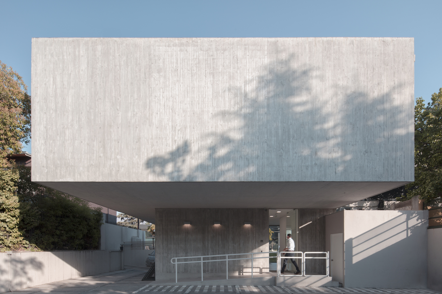 Gallery of Retail Architecture from 100 to 1000 Square Meters: Examples ...