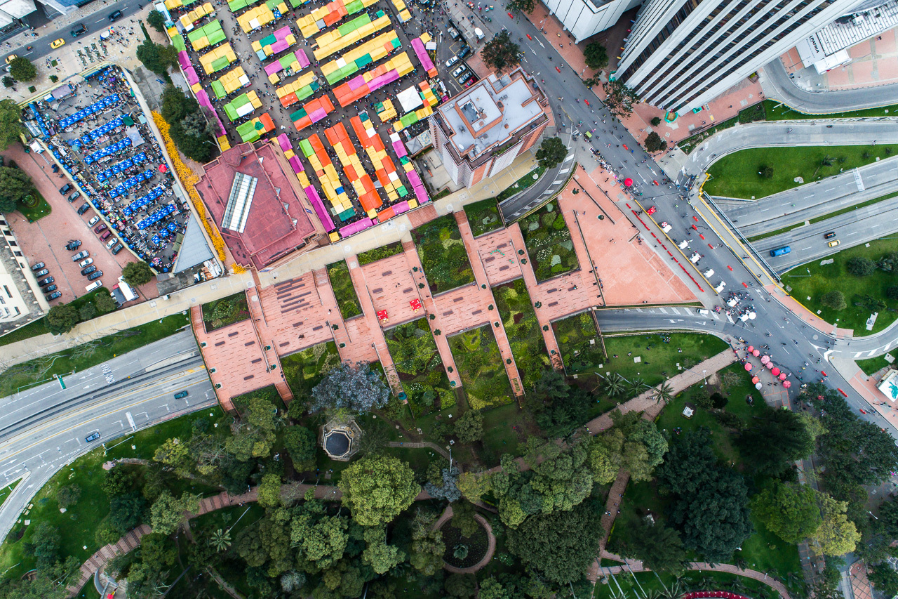 Galería de 10 parques y plazas que enmarcan el paisaje urbano y la ...