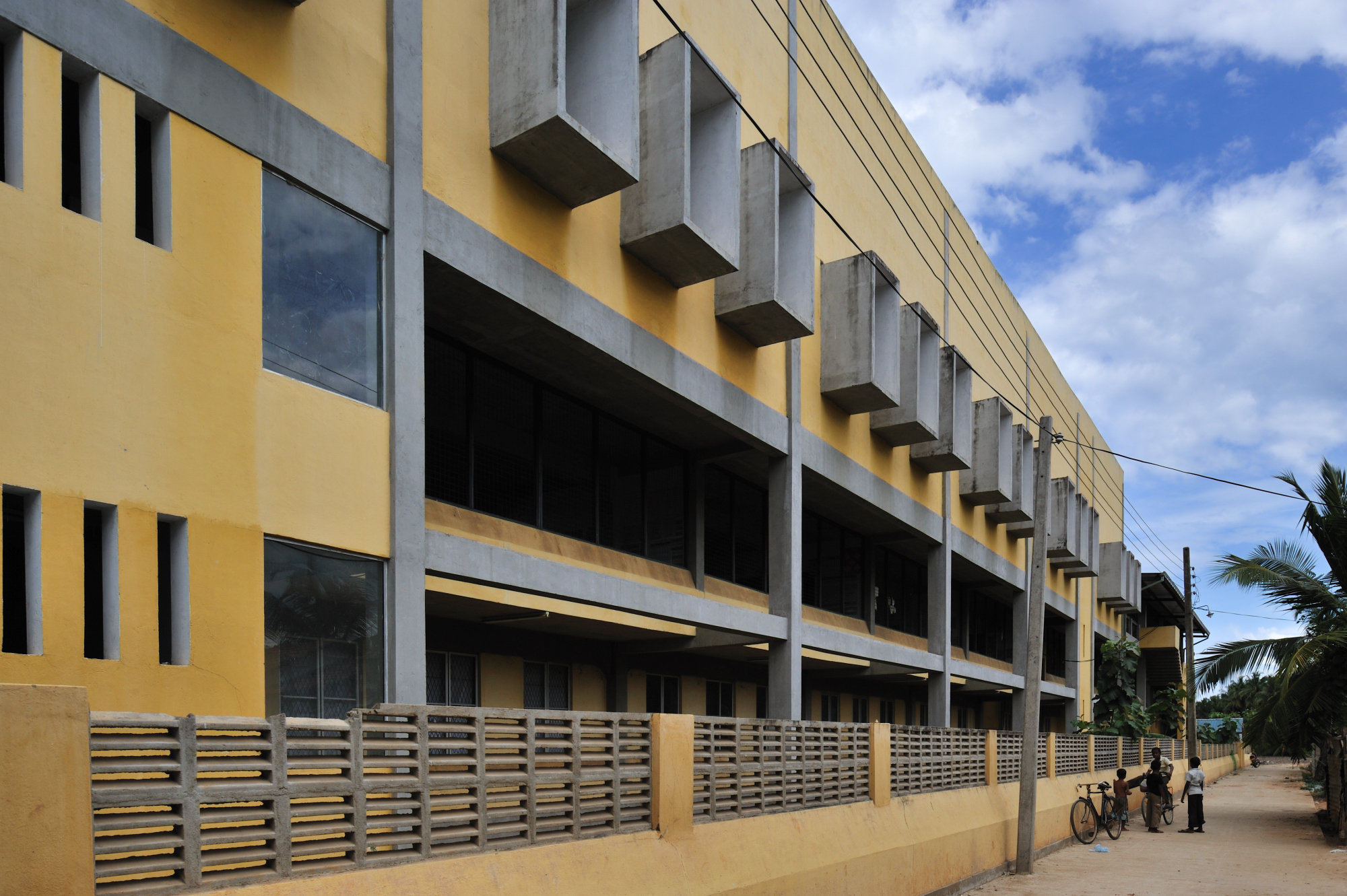 Gallery of School by the Lagoon / Chinthaka Wickramage associates - 18