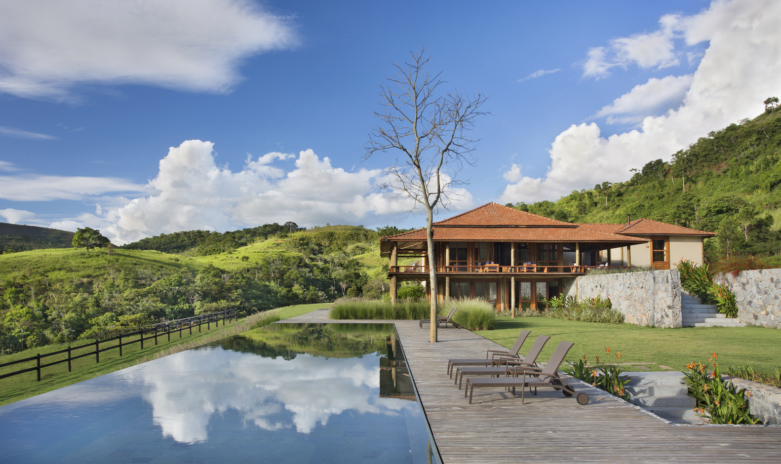 Gallery of Brazilian Houses: 16 Projects with Tile Roofs - 16