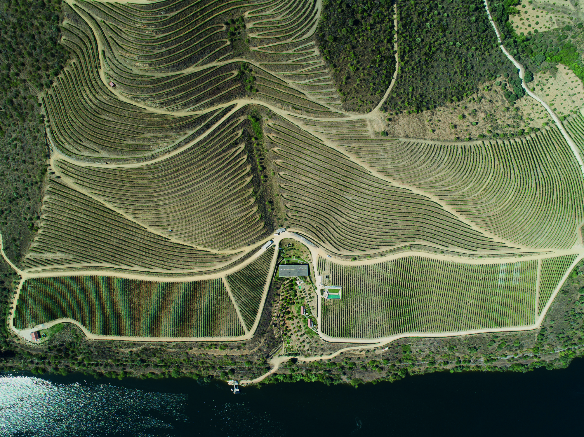 Galería de Hotel Rural Casa do Rio / Menos é Mais Arquitectos - 2