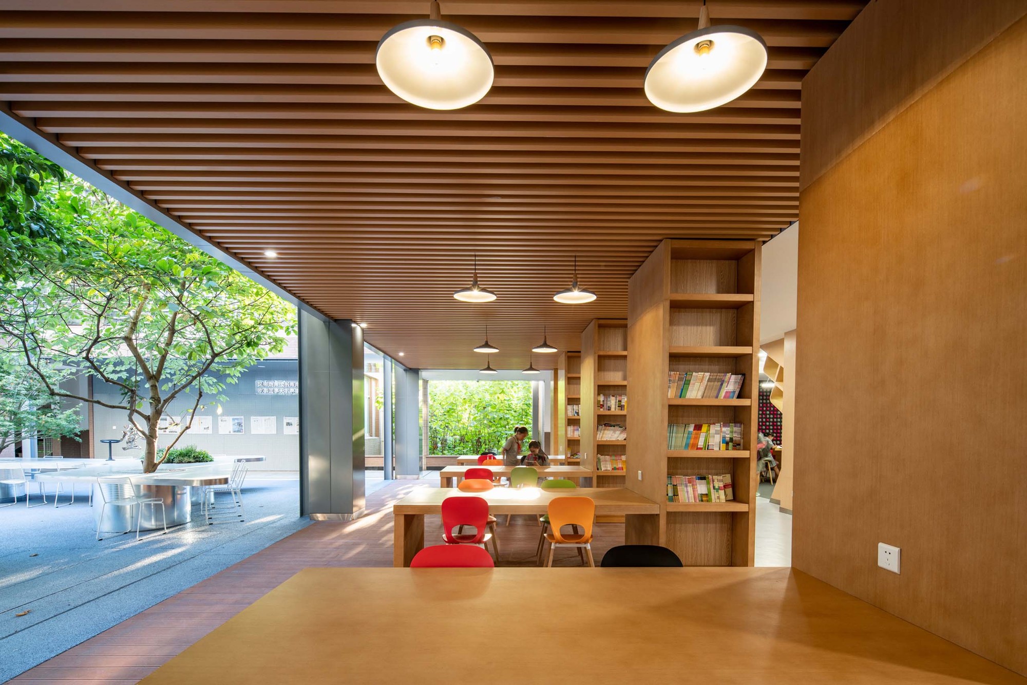 Gallery of Tree Desk Garden / Da landscape - 21