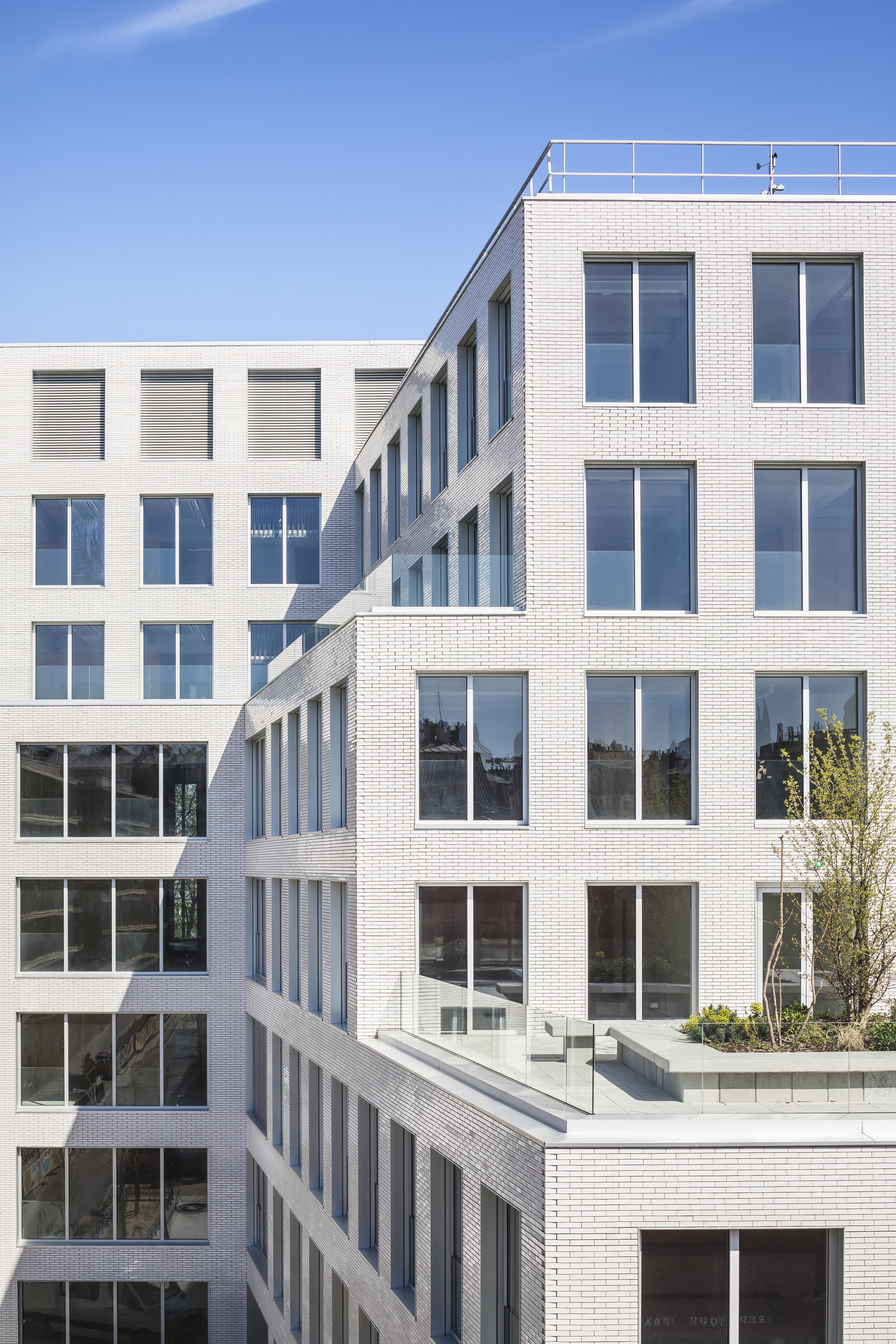 Gallery of Business Center Binet / AZC Architectes - 8