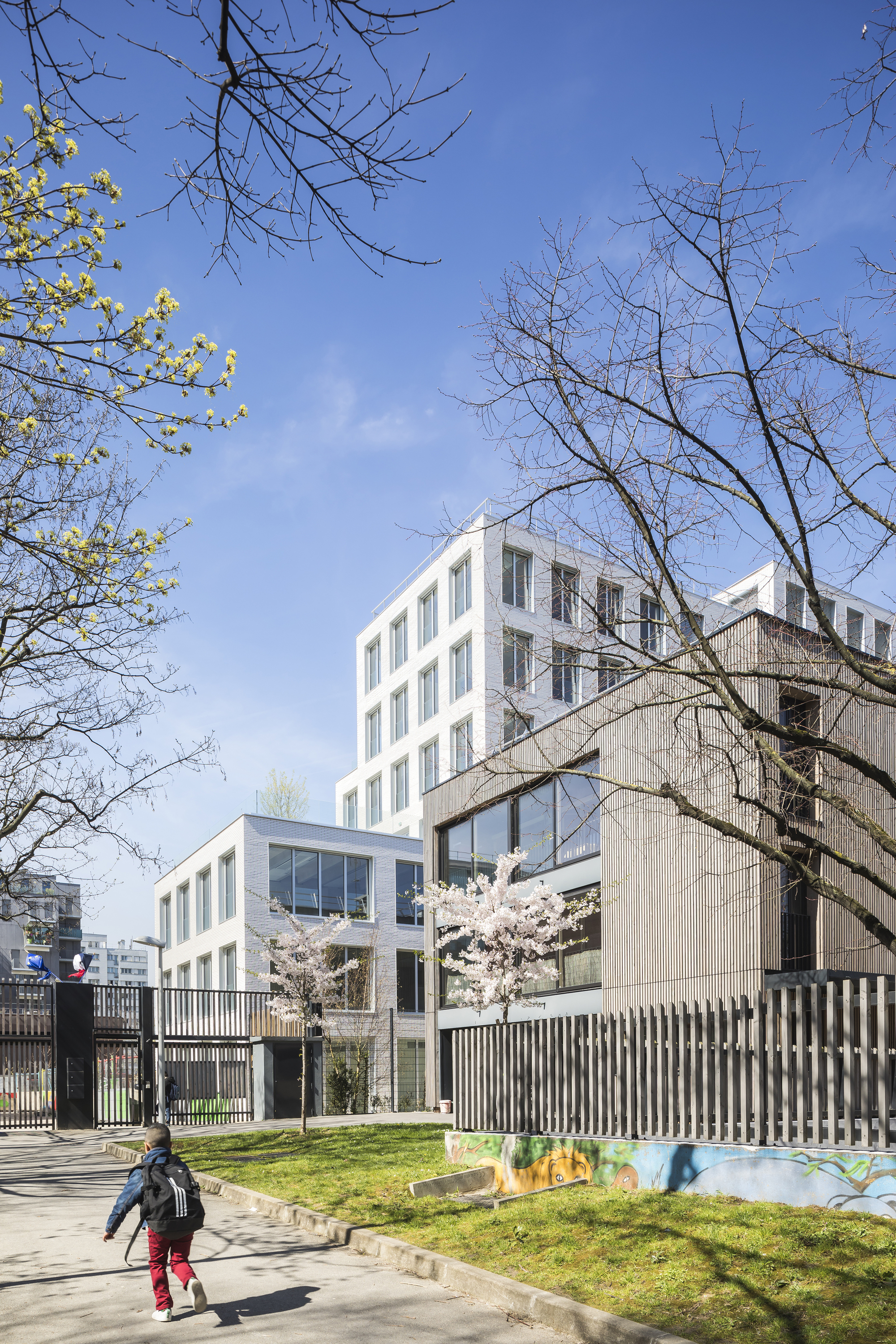 Gallery of Business Center Binet / AZC Architectes - 11