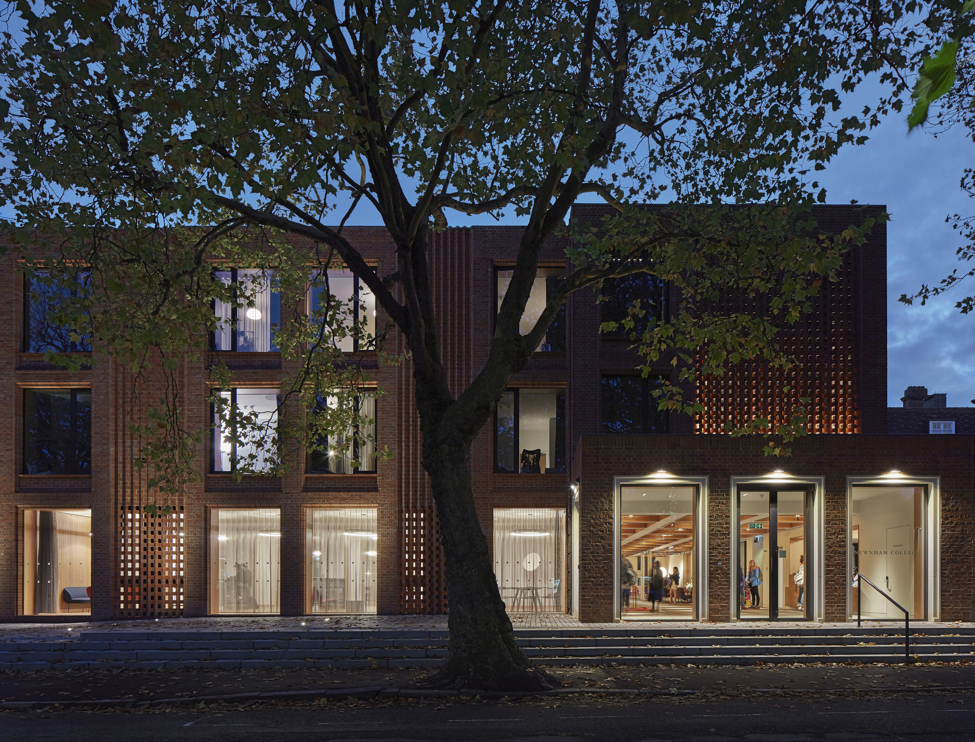 Gallery of Dorothy Garrod Building / Walters & Cohen Architects - 12