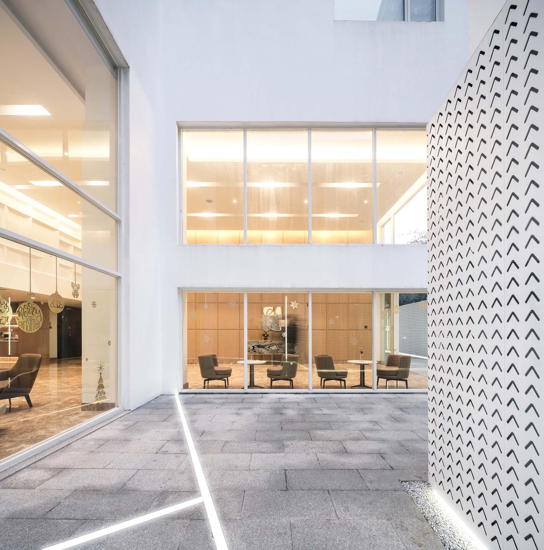 Gallery of U-CUBE Office Reconstruction / Lacime Architects - 4