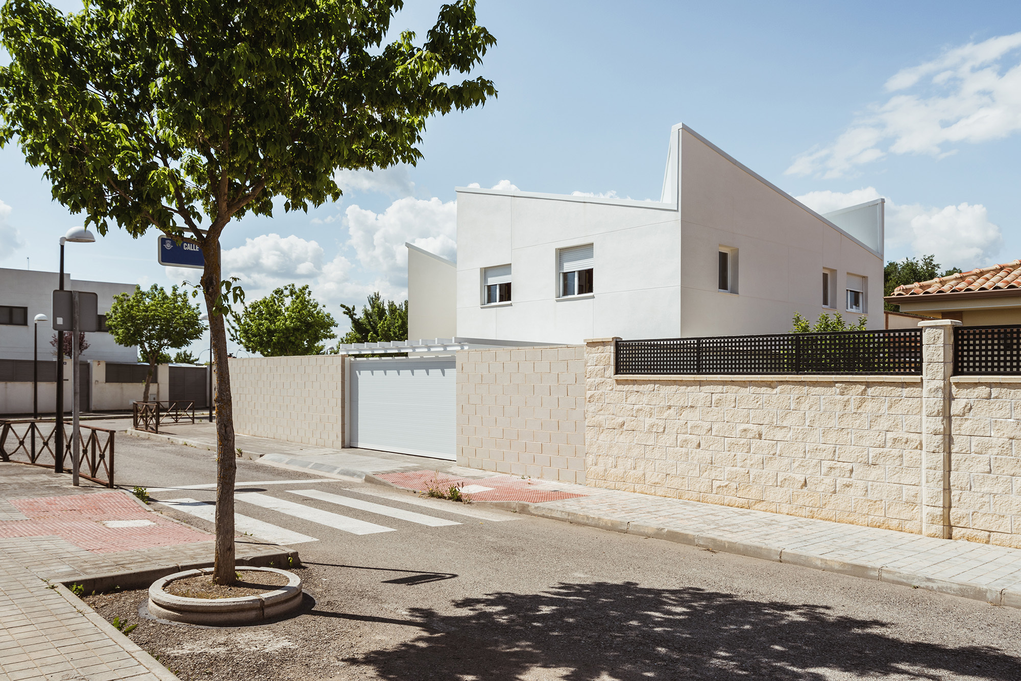 Gallery of Albania House / OOIIO Arquitectura - 17