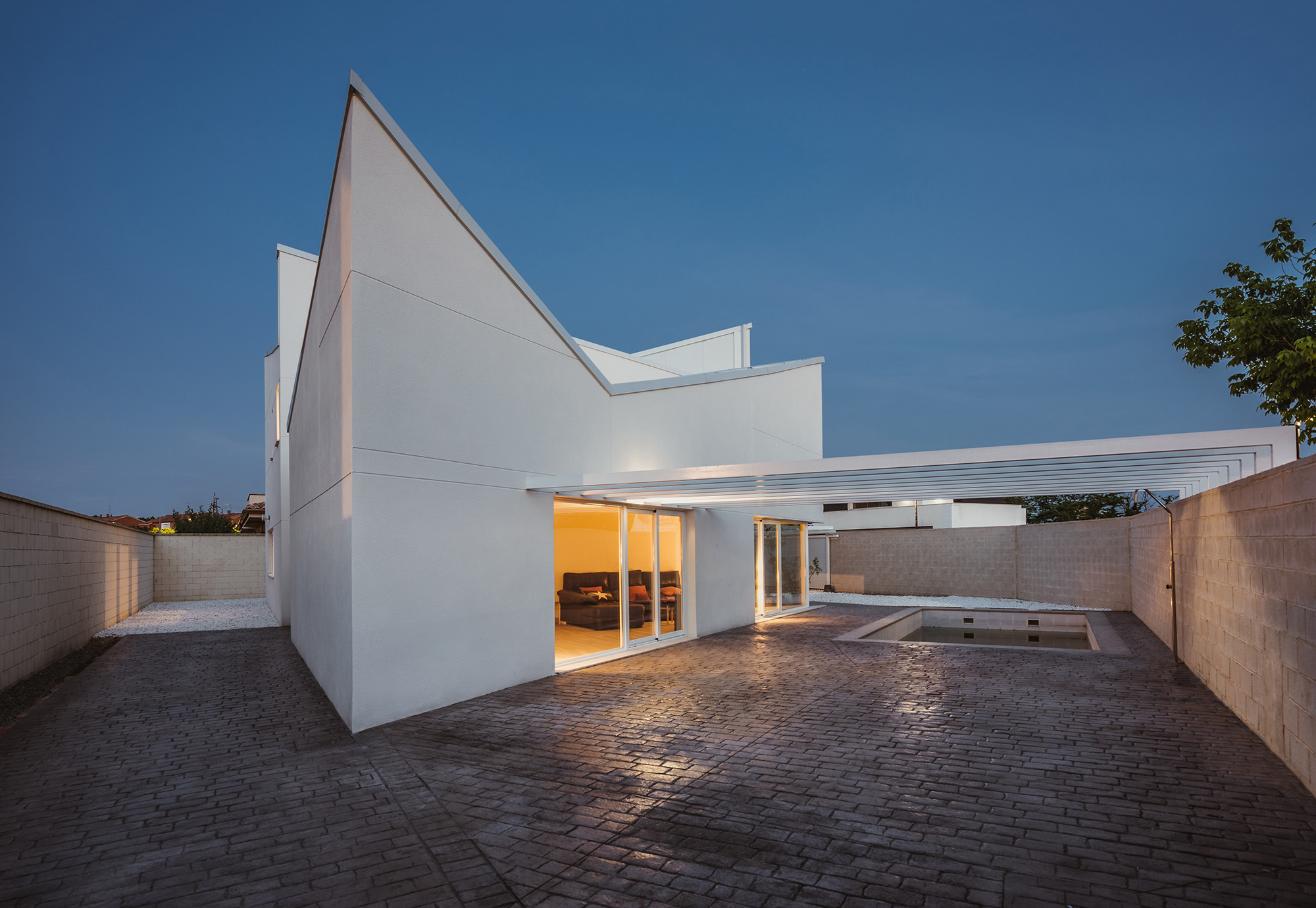 Gallery of Albania House / OOIIO Arquitectura - 12