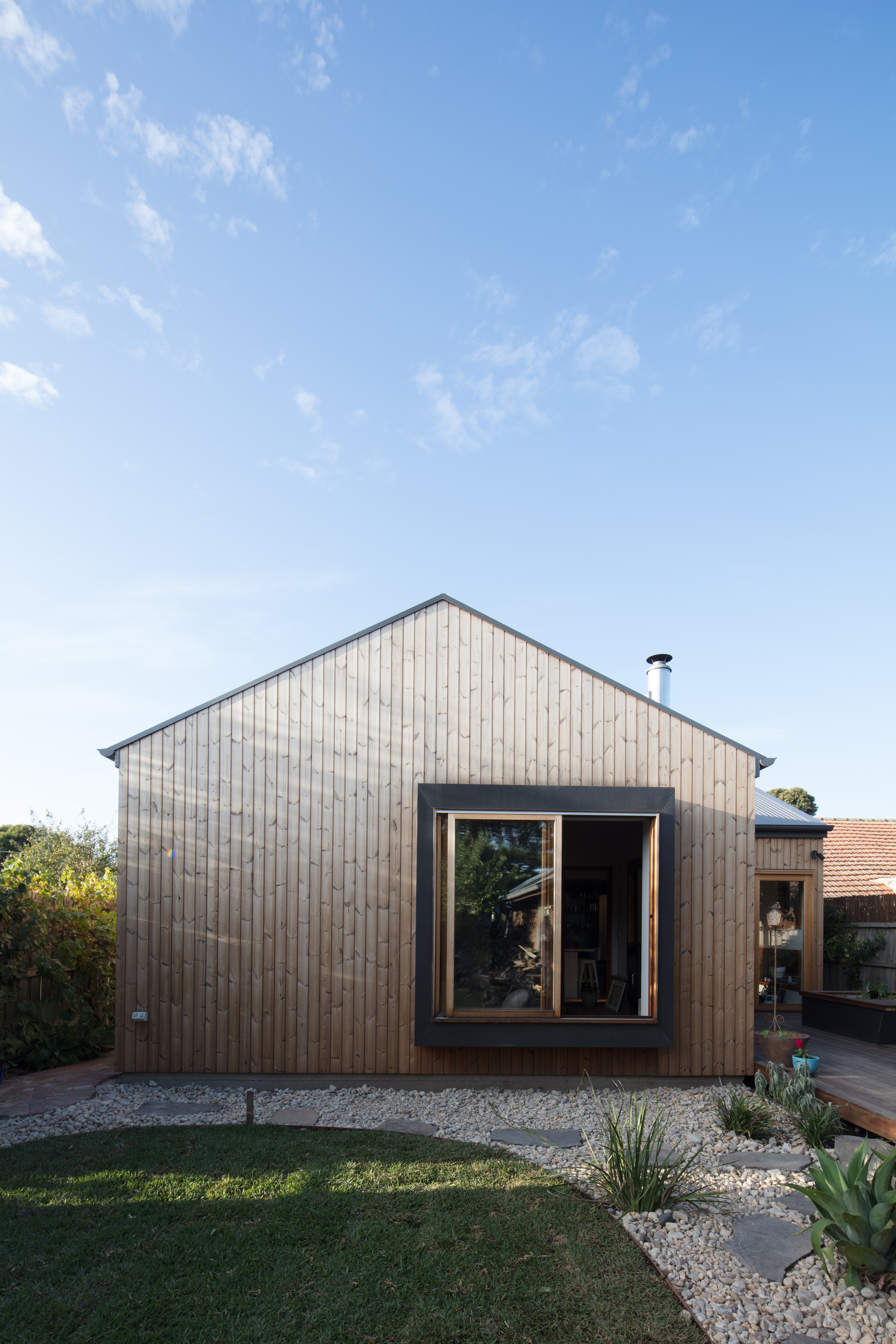 Gallery of Urban Barnyard House / Inbetween Architecture - 11