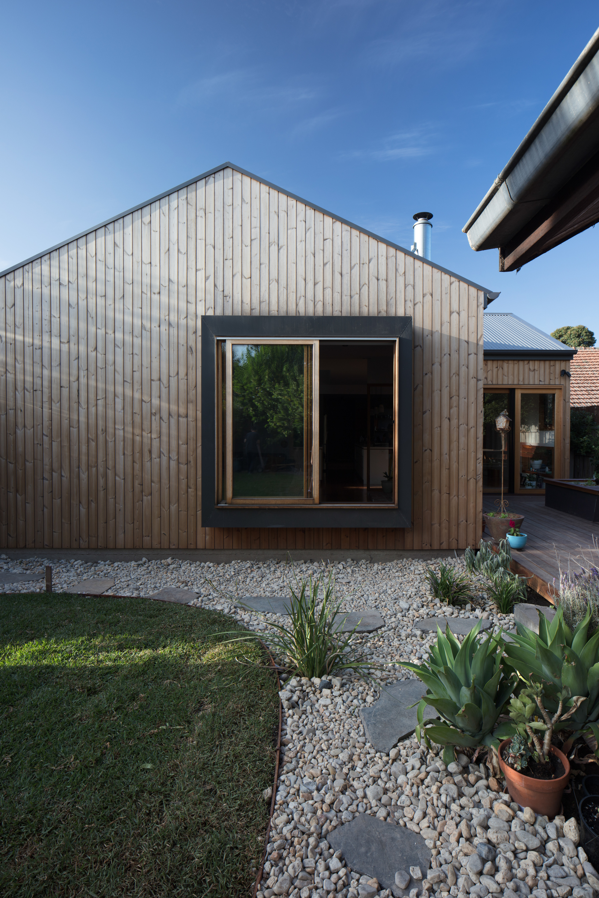 Gallery of Urban Barnyard House / Inbetween Architecture - 14