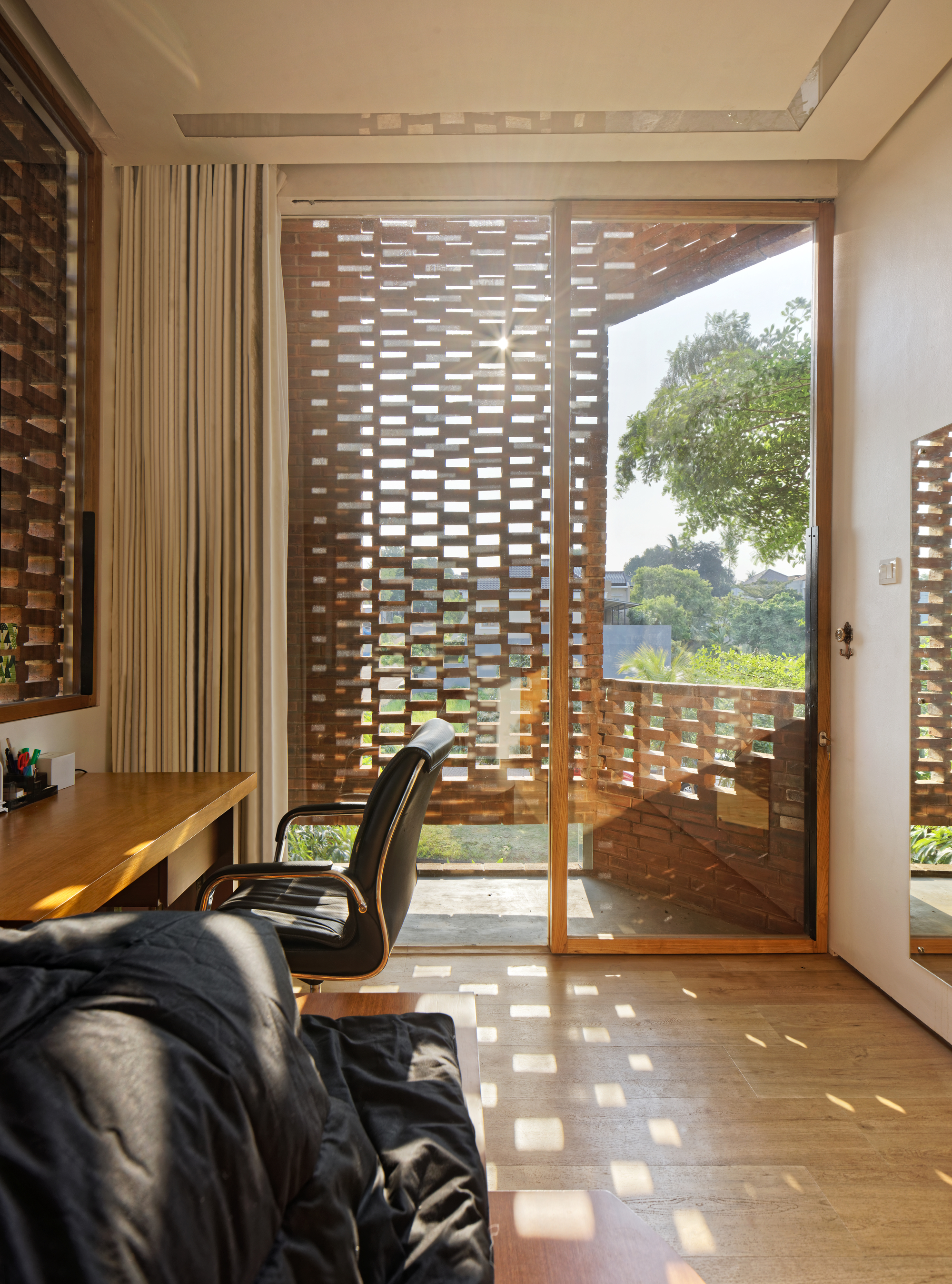 Gallery of Flick House / DELUTION - 21