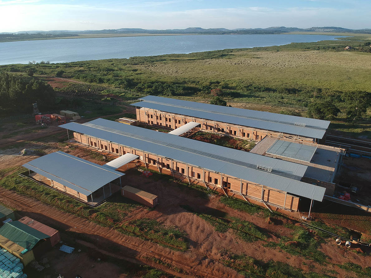 Galeria de Renzo Piano projeta hospital em Uganda com paredes de taipa ...