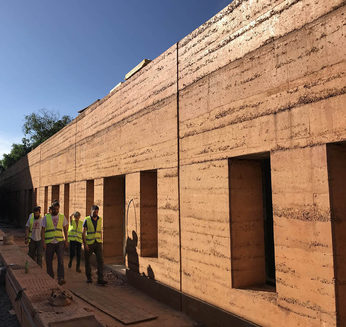 Galeria de Renzo Piano projeta hospital em Uganda com paredes de taipa ...