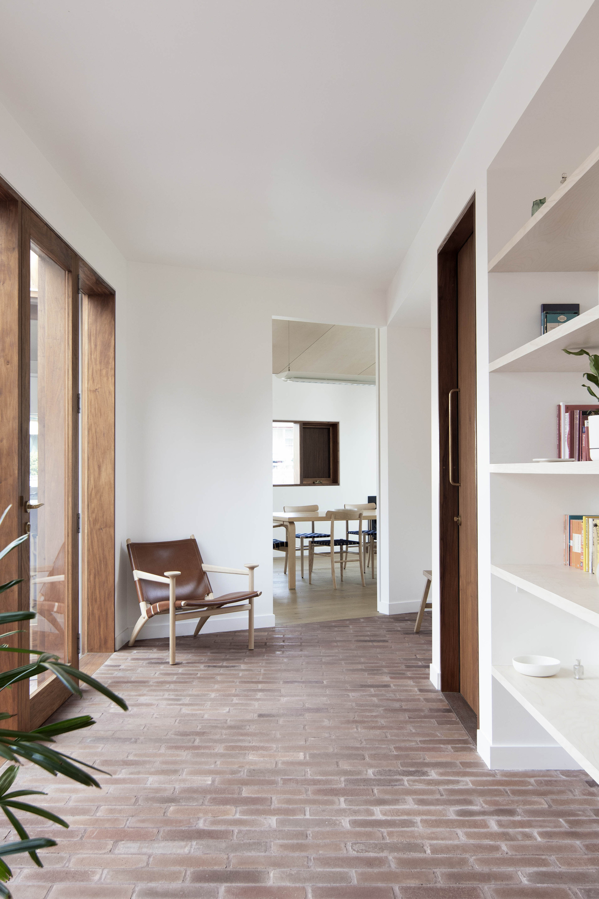 Gallery of Three Piece House / TRIAS - 14