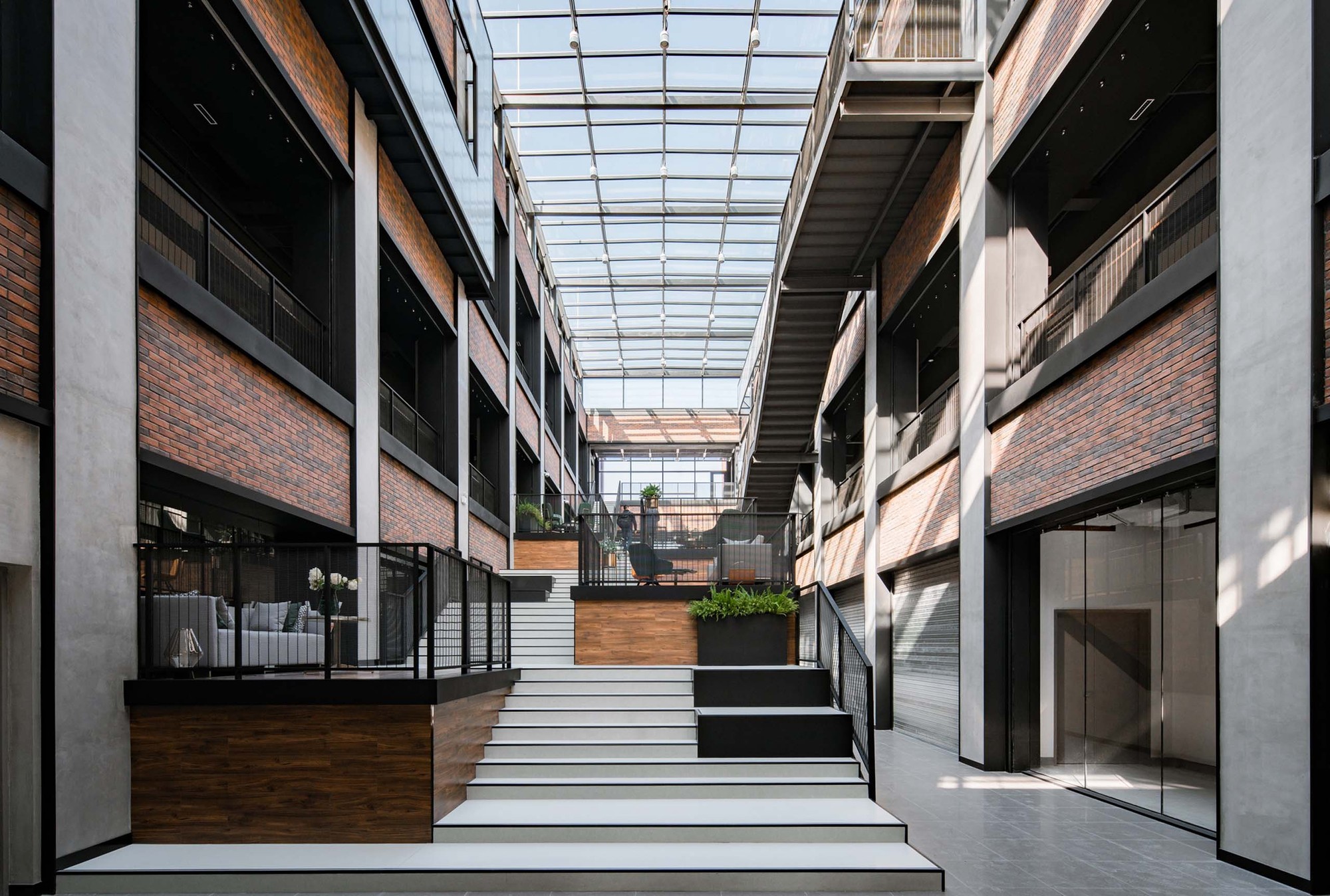 Gallery of Shanghai In-Bund Office Building / HPP Architects - 19