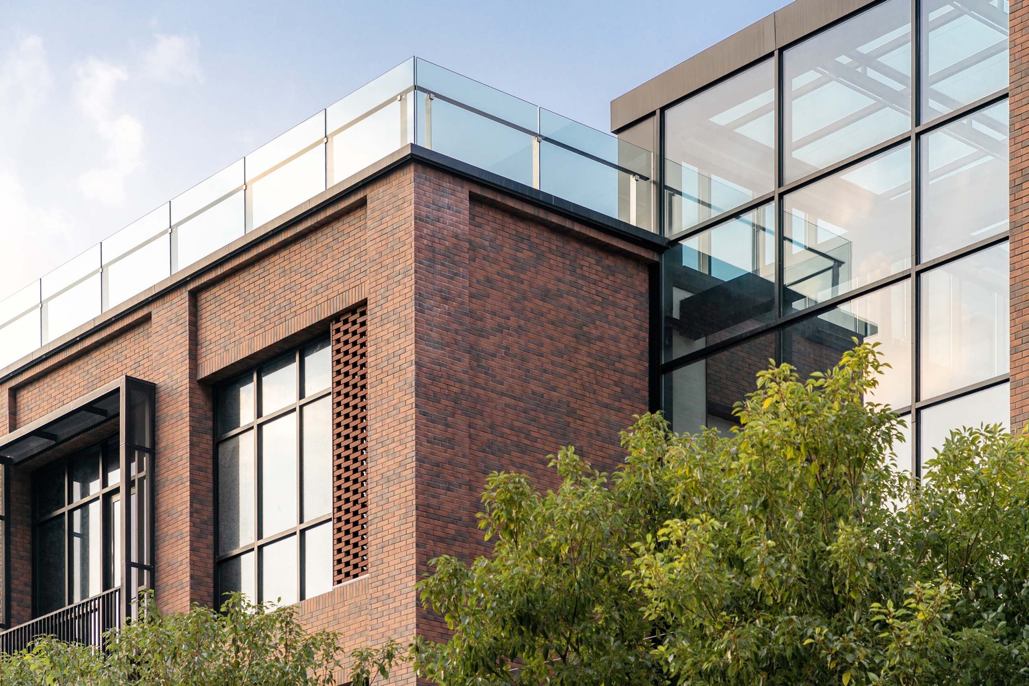 Gallery of Shanghai In-Bund Office Building / HPP Architects - 11