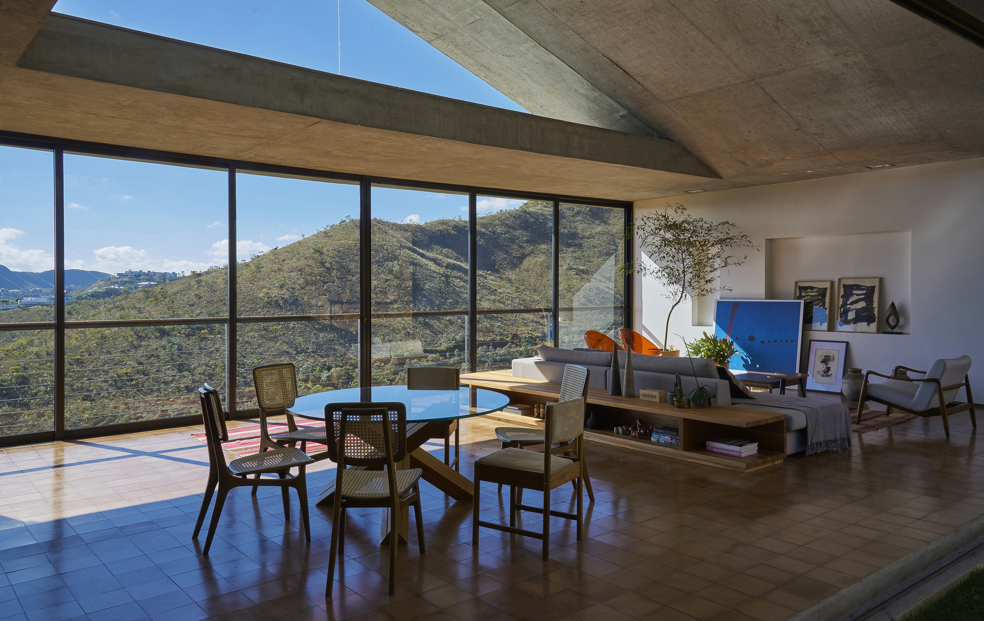 Gallery of Inclined Slab House / TETRO Arquitetura - 18