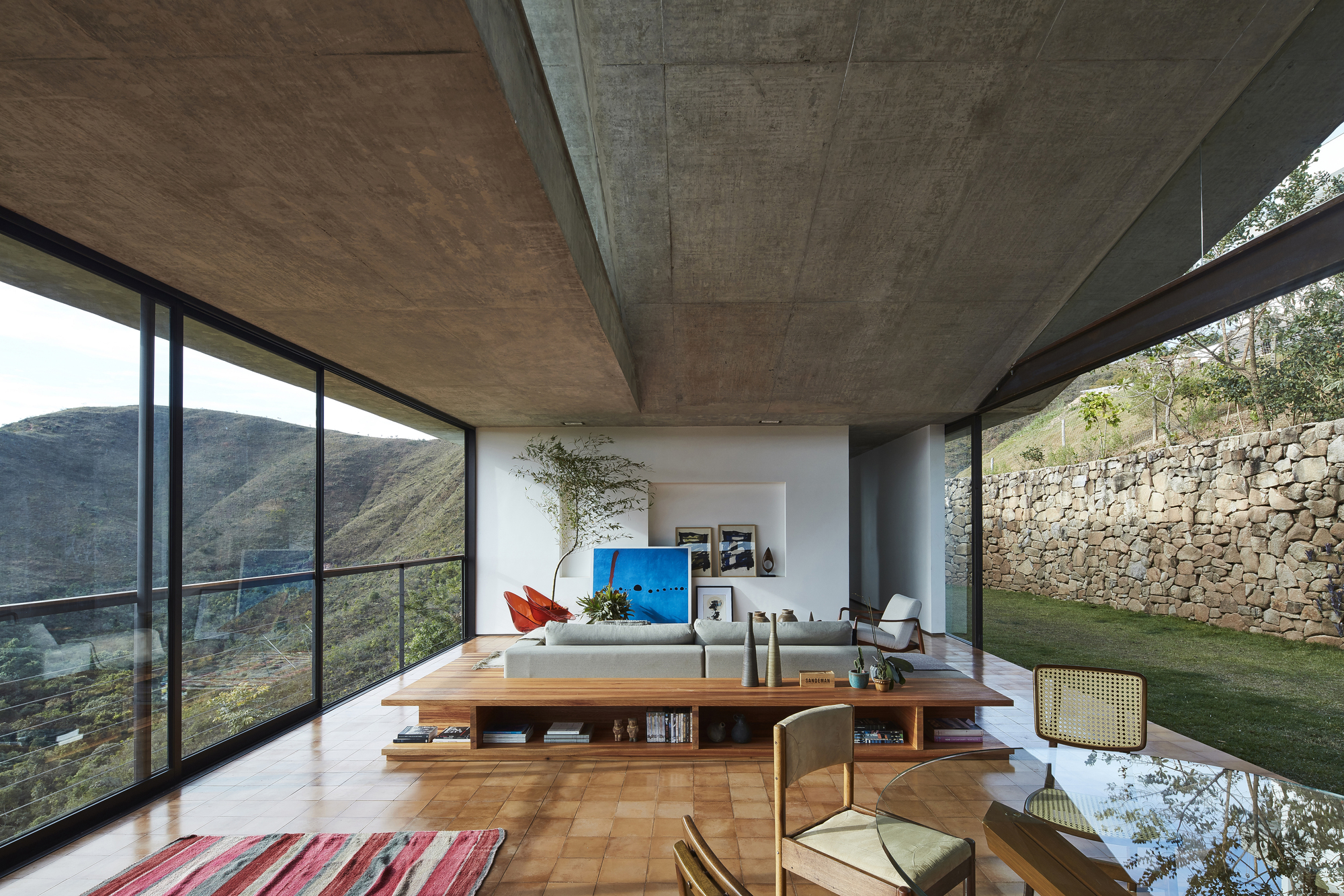 Gallery of Inclined Slab House / TETRO Arquitetura - 3