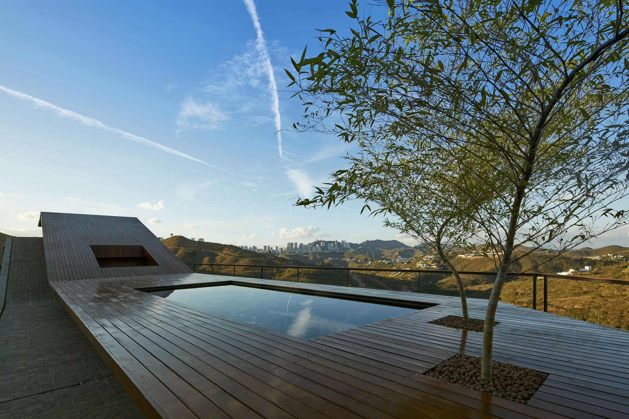 Gallery of Inclined Slab House / TETRO Arquitetura - 13