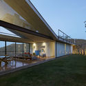 Inclined Slab House / TETRO Arquitetura | ArchDaily