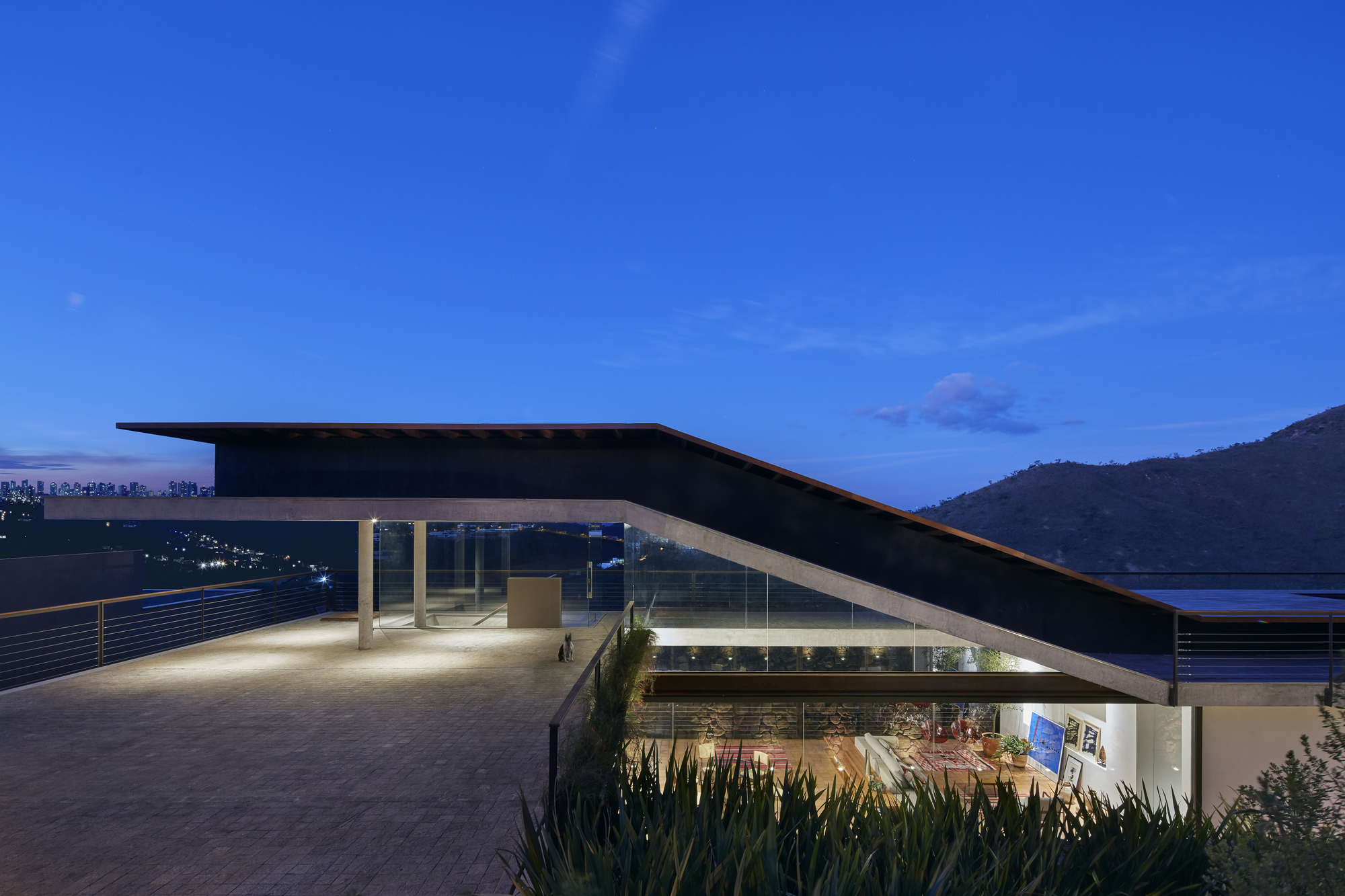 Gallery of Inclined Slab House / TETRO Arquitetura - 24