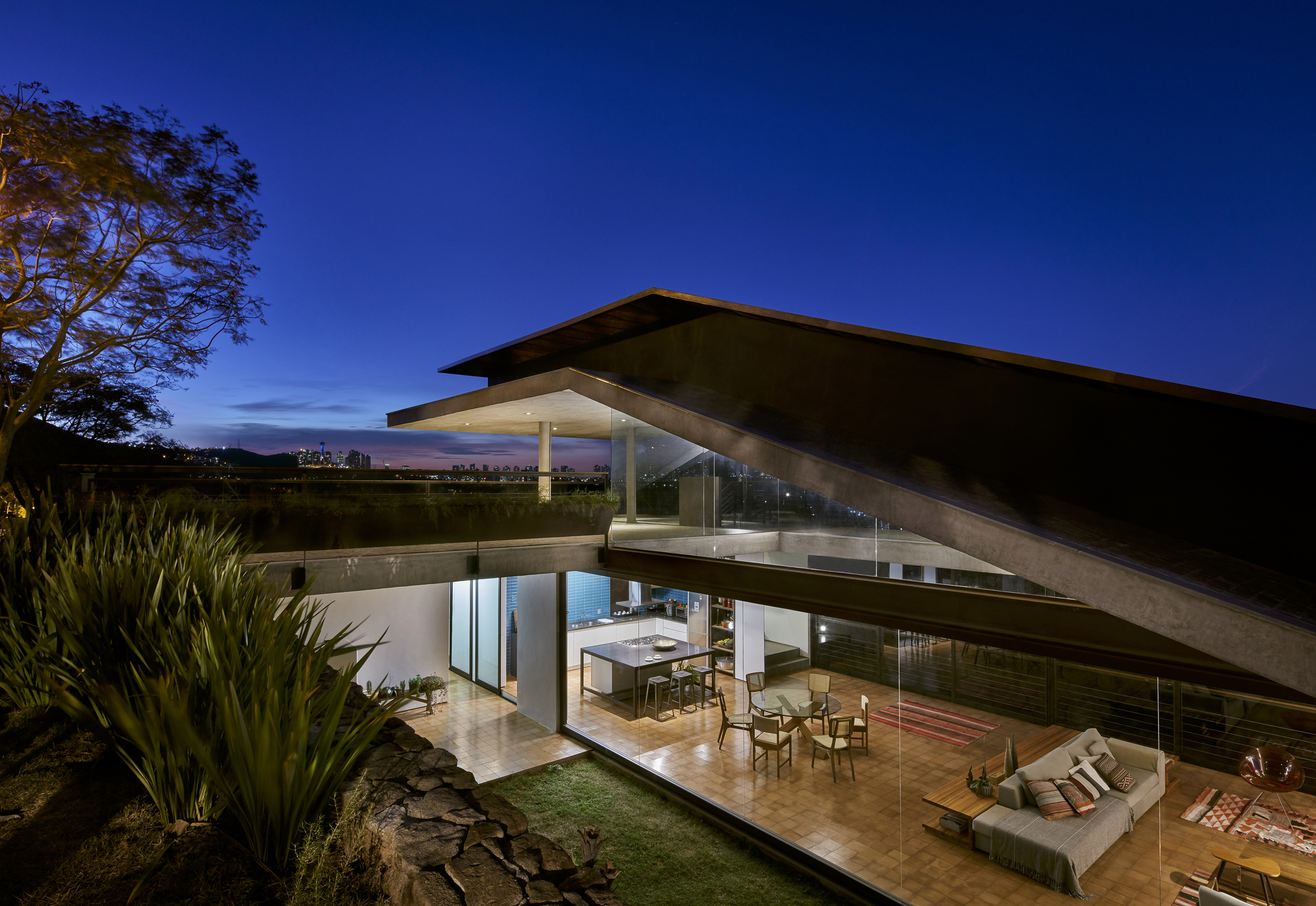 Gallery of Inclined Slab House / TETRO Arquitetura - 27