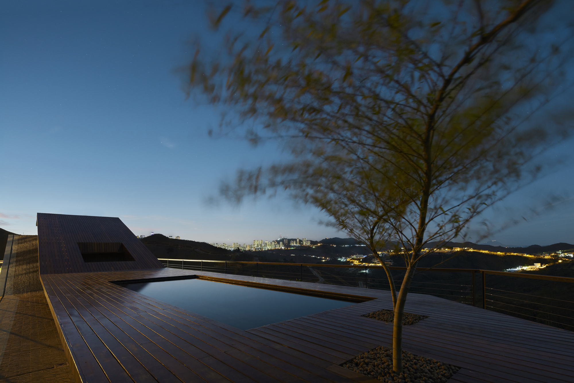 Gallery of Inclined Slab House / TETRO Arquitetura - 19