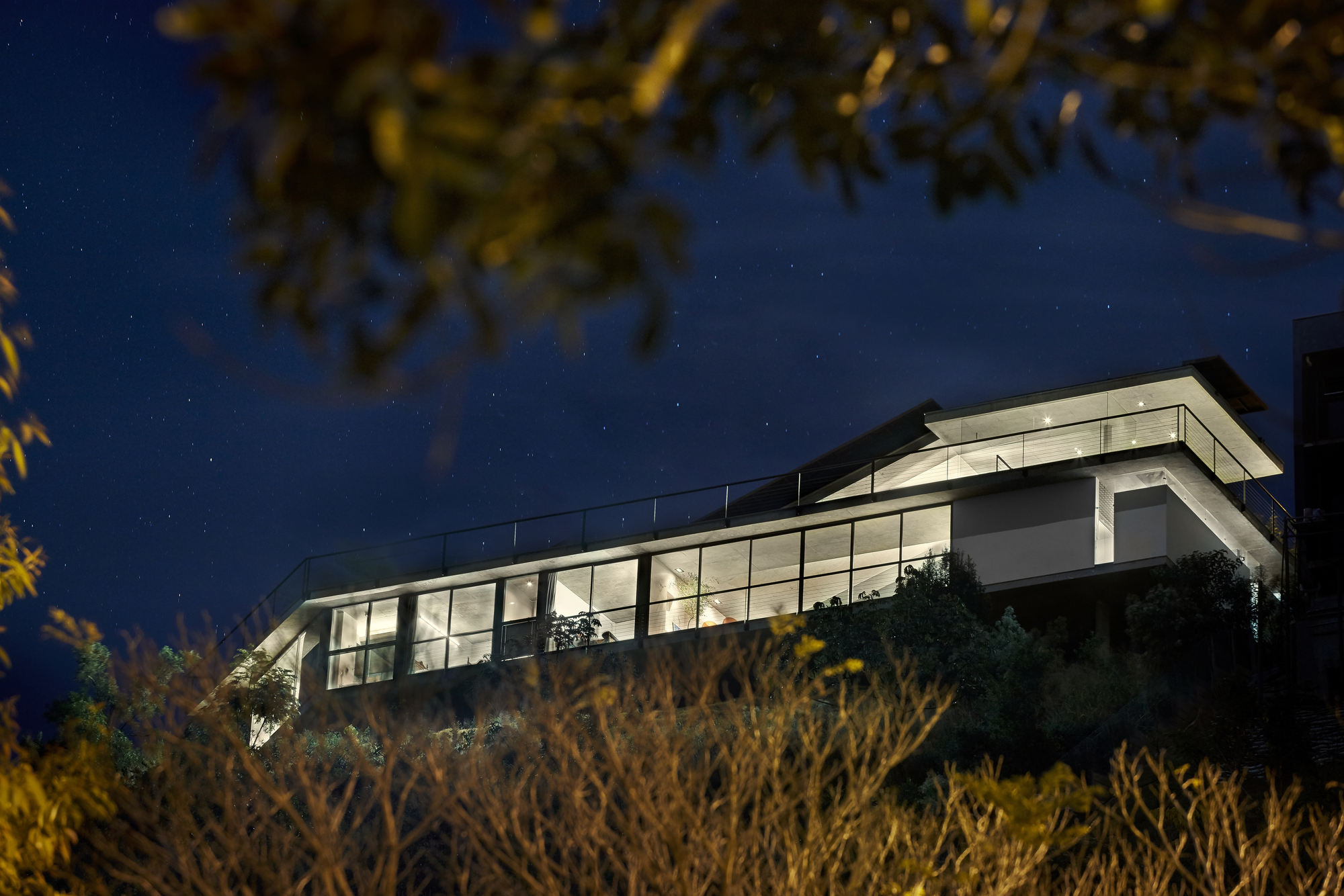 Gallery of Inclined Slab House / TETRO Arquitetura - 21