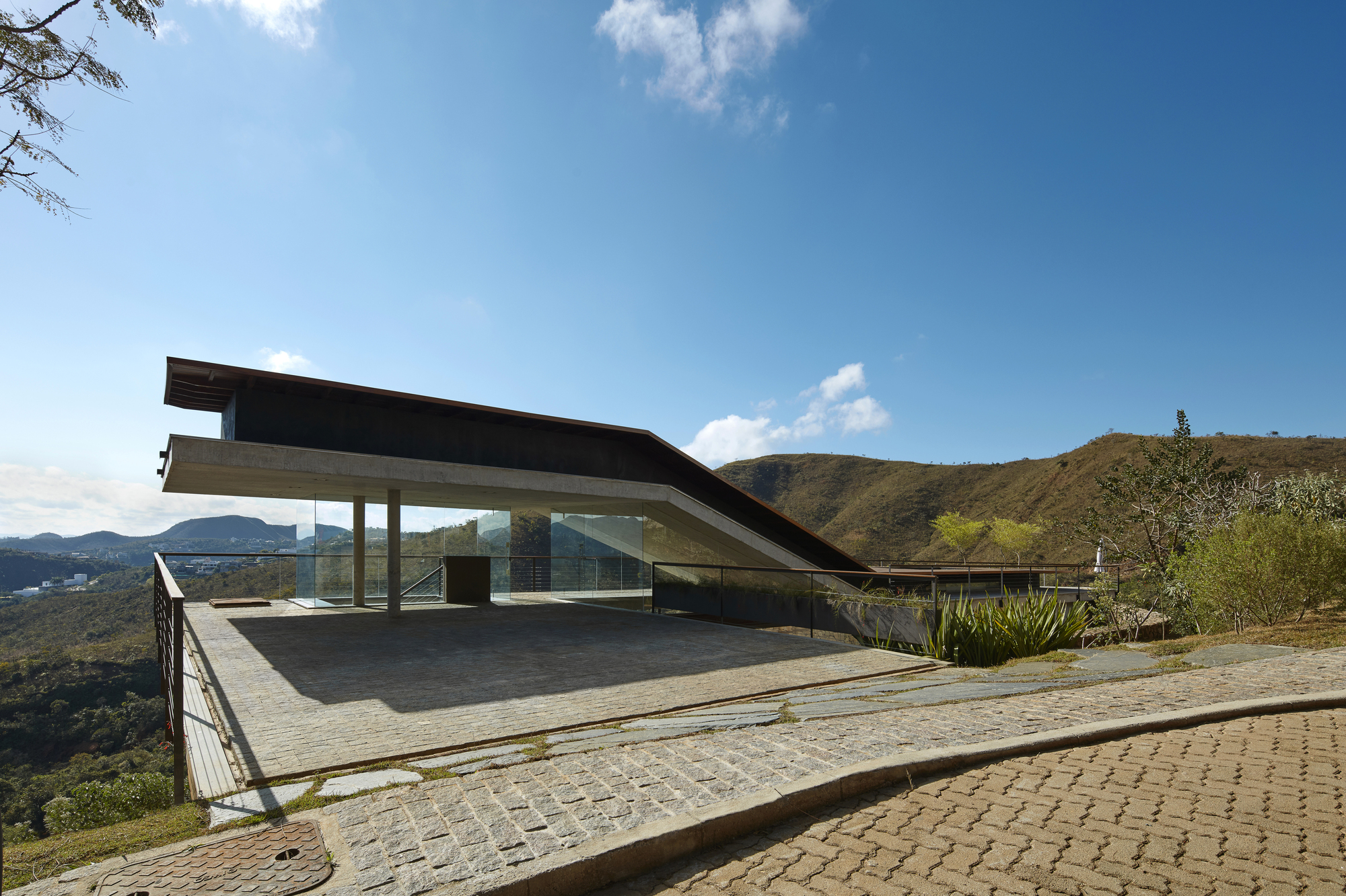 Gallery of Inclined Slab House / TETRO Arquitetura - 22