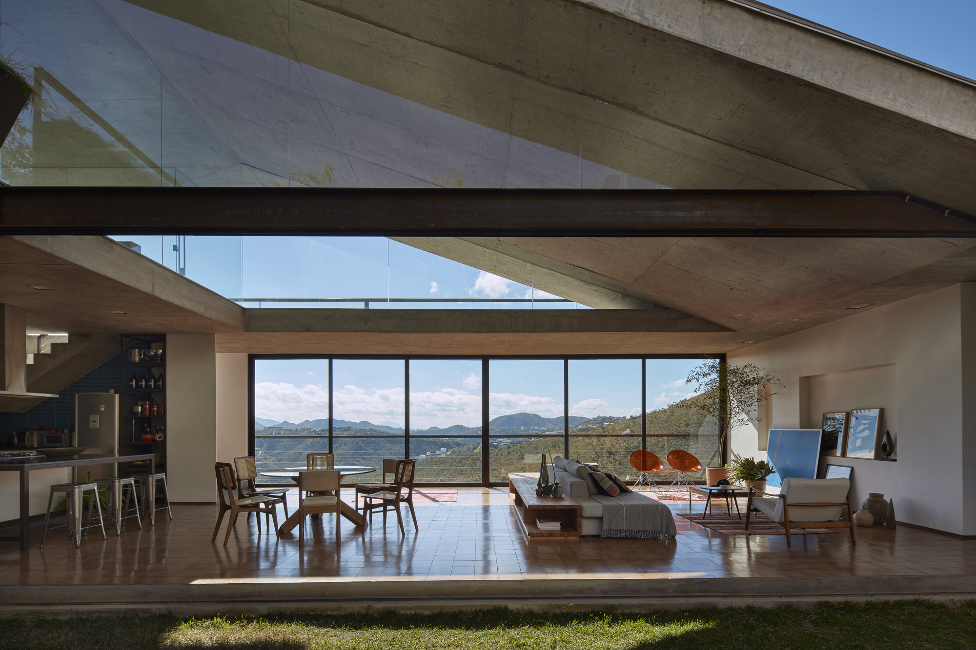 Gallery of Inclined Slab House / TETRO Arquitetura - 6