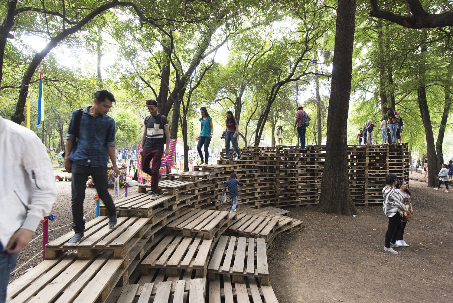 Galería de 16 instalaciones efímeras diseñadas por arquitectas y ...