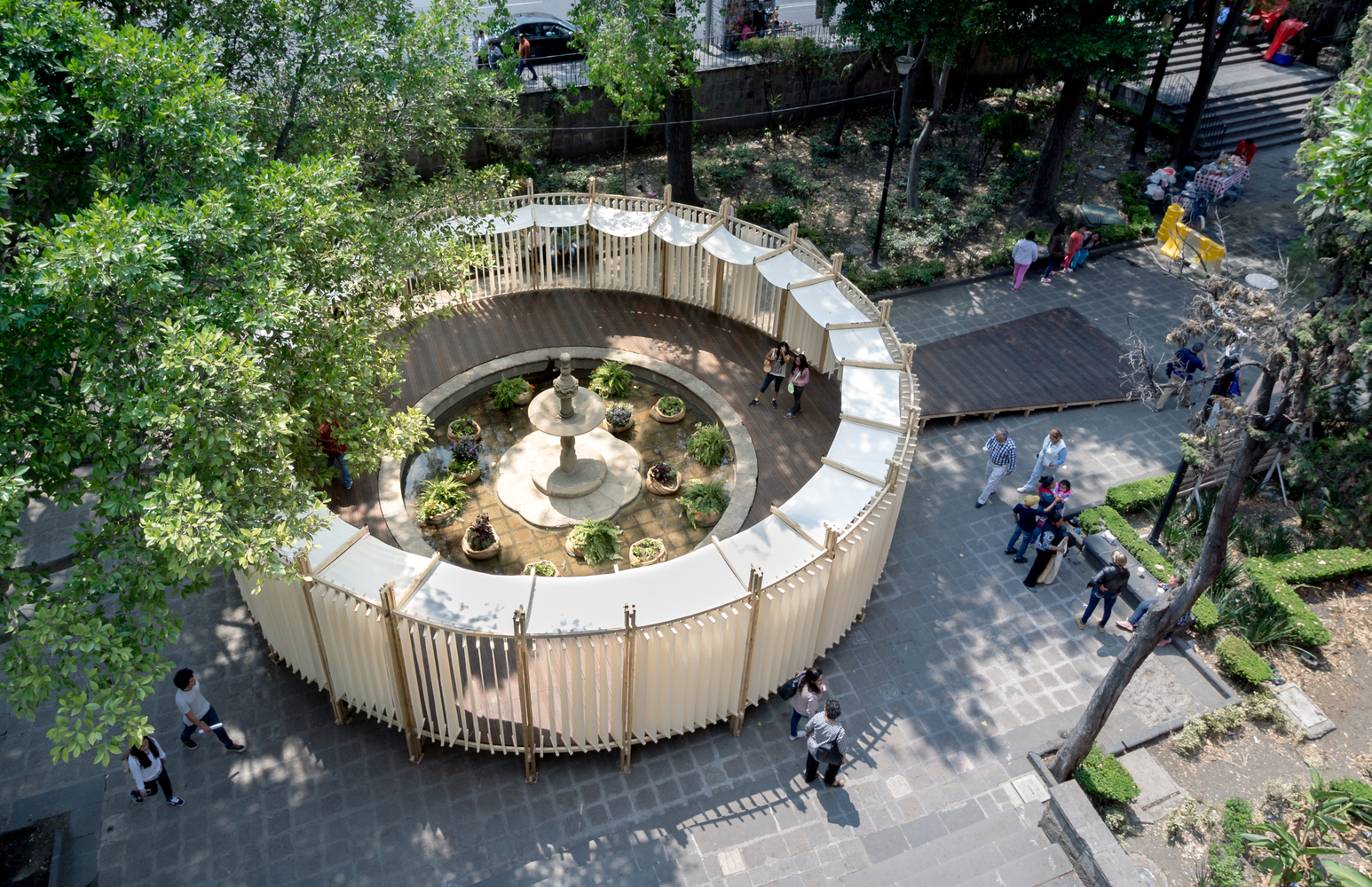 Galería de 16 instalaciones efímeras diseñadas por arquitectas y ...