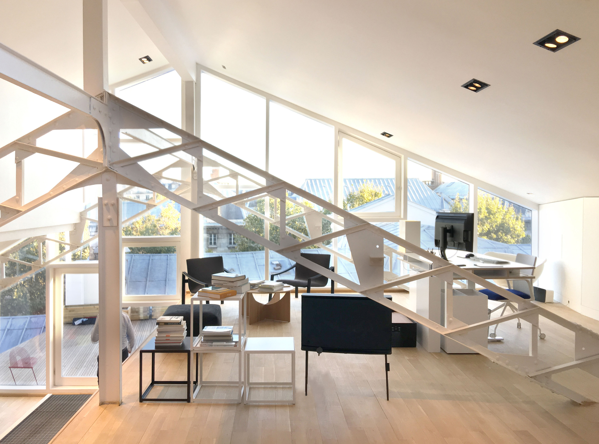 Galería de Oficina en la azotea / Policrónica - 4